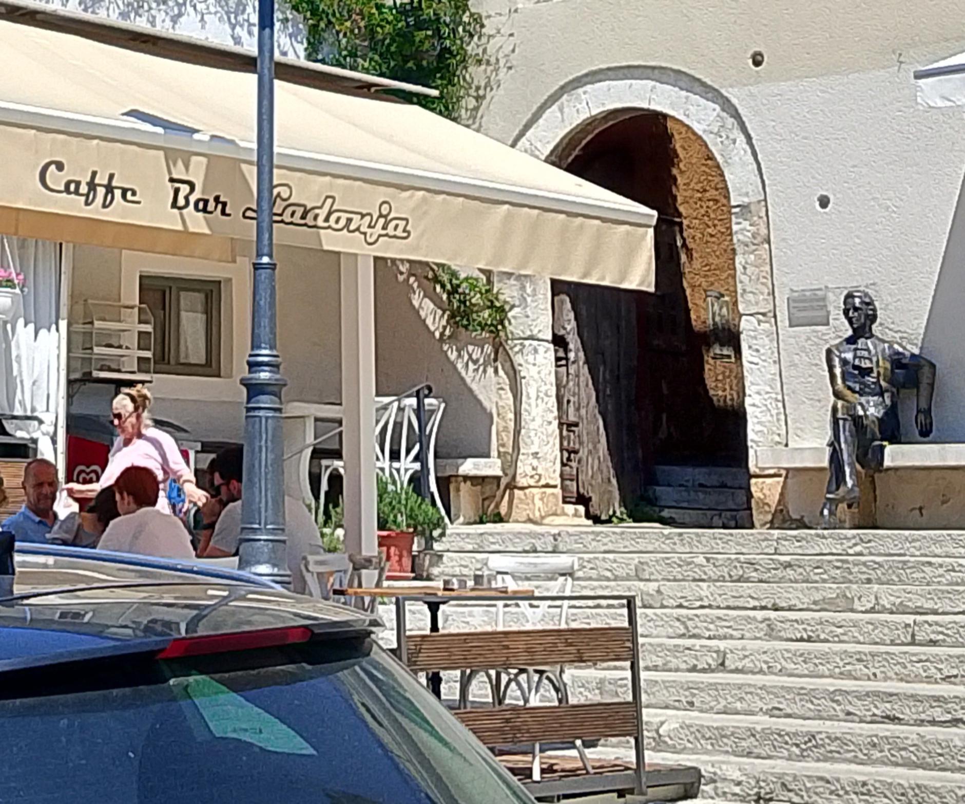 Kulturna ministrica vsem na očeh ob enem največjih ženskarjev - Žurnal24