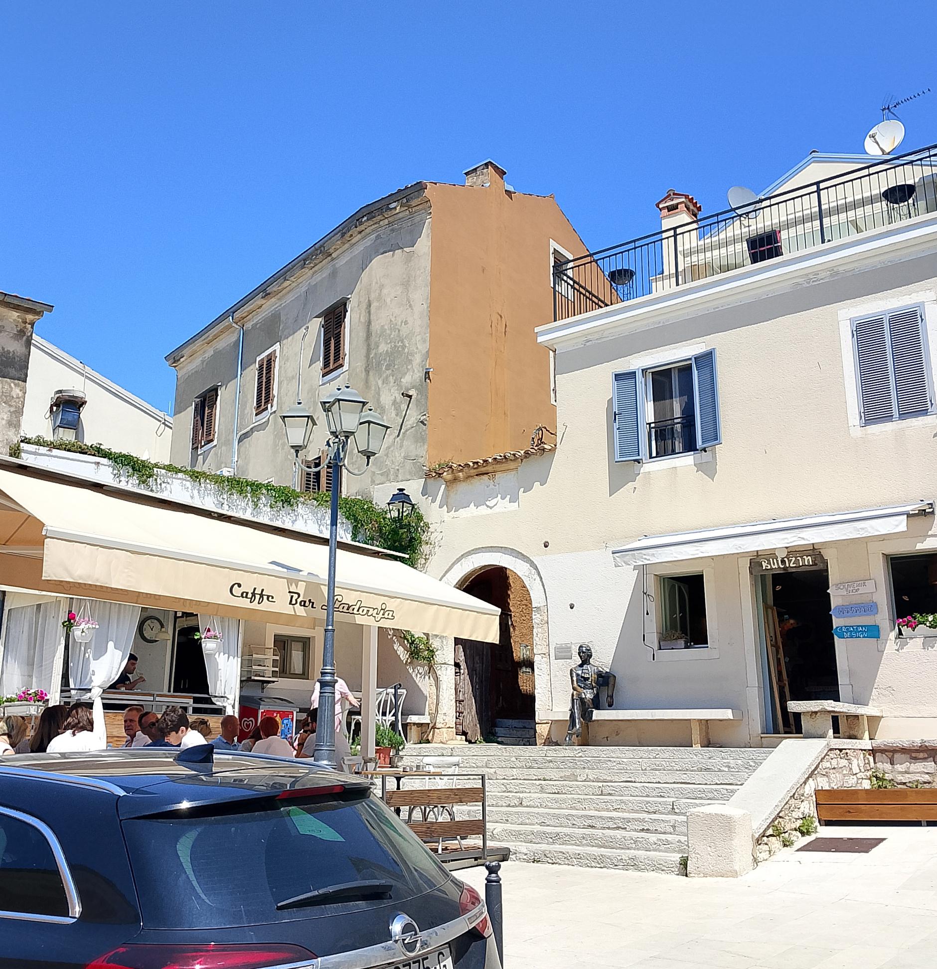 Kulturna ministrica vsem na očeh ob enem največjih ženskarjev - Žurnal24