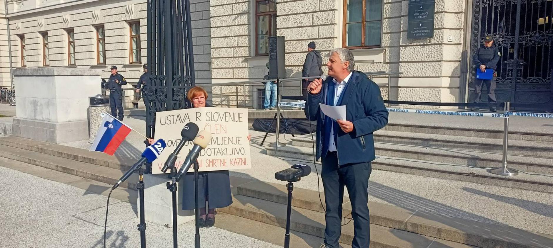 Pred sodiščem zavrelo, protestniki zahtevajo spoštovanje "božjega ...