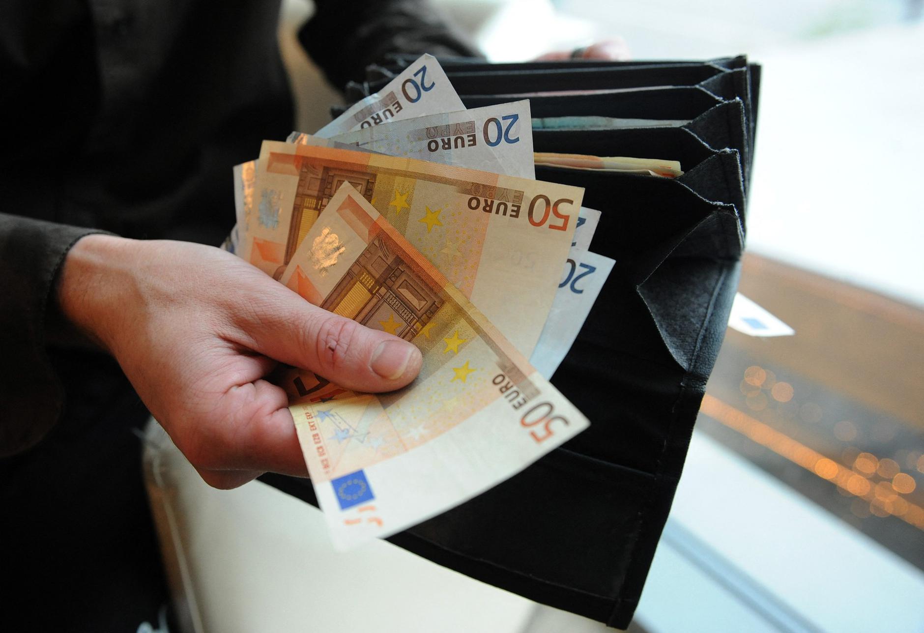 Nepokretno gospo pošiljajo na banko, sicer ne more do denarja, ki ji ...