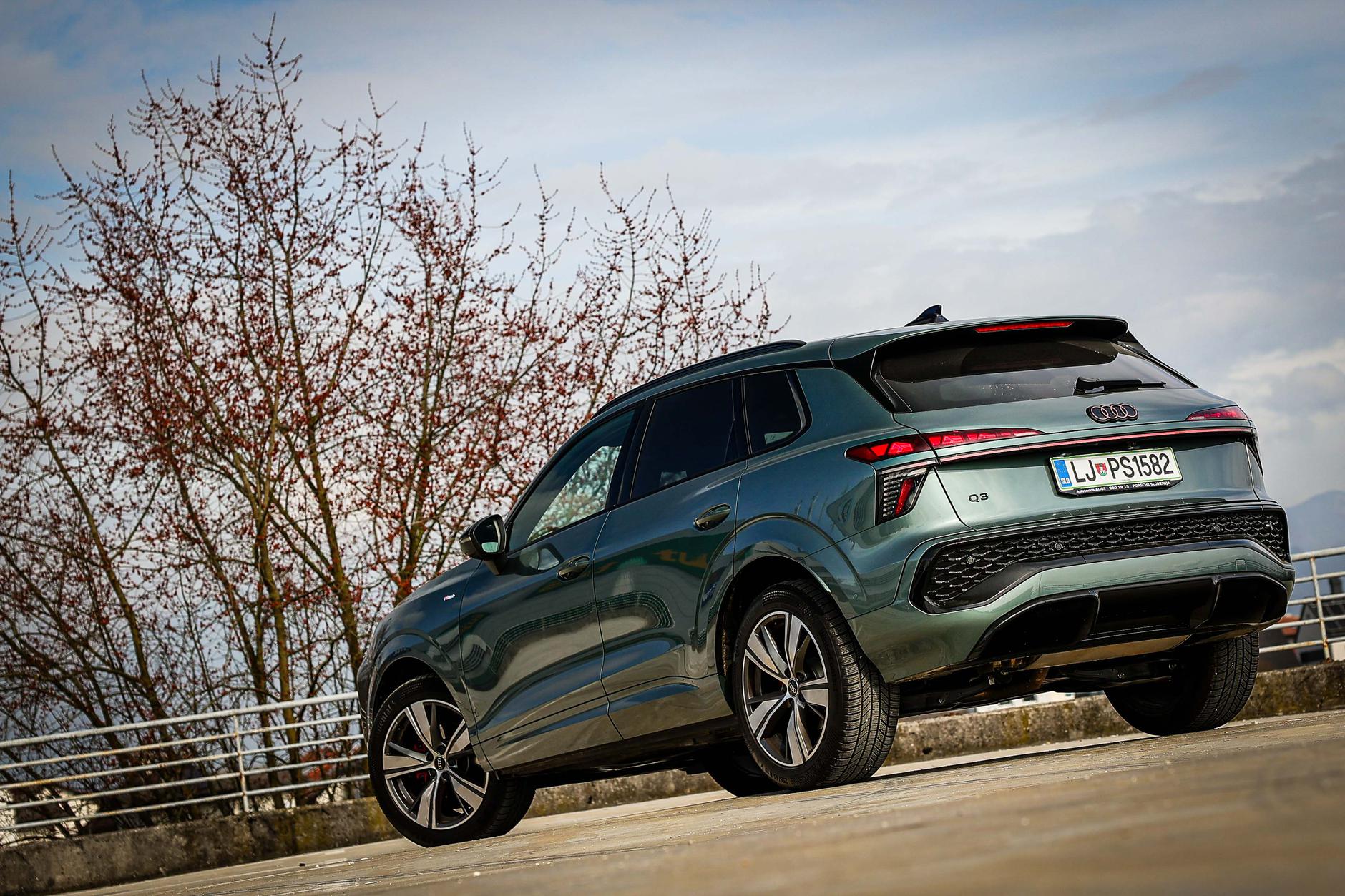 Novi Audi Q3 2026: test kompaktnega SUV-ja, cena, poraba in digitalni ...