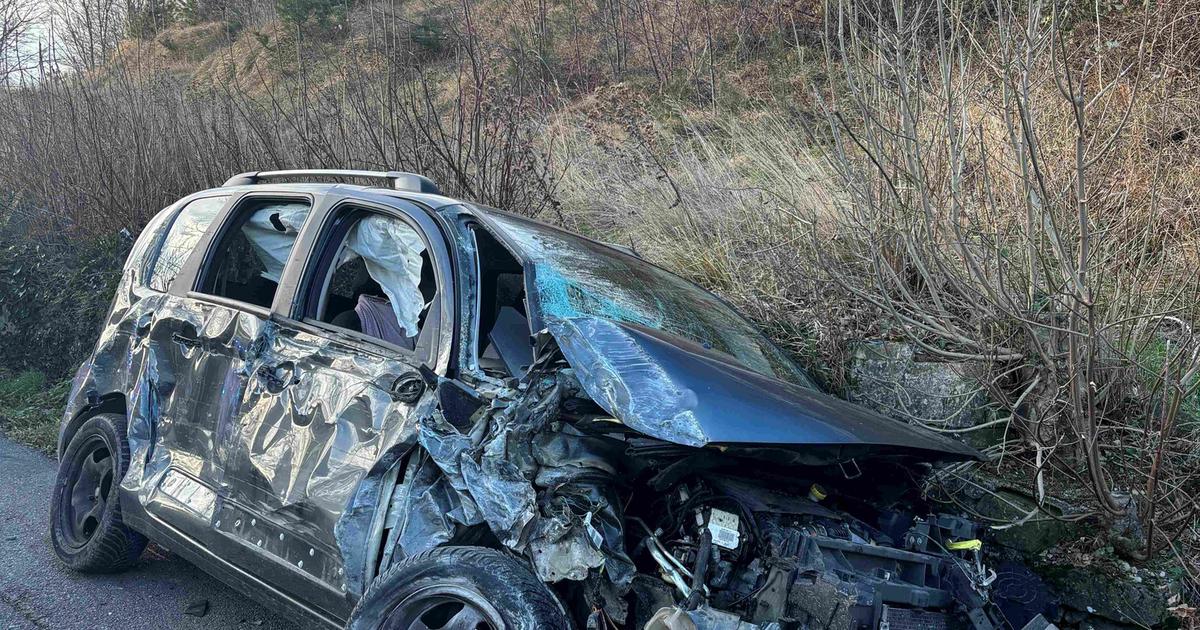 Po trčenju v parkiran avto in obcestni zid je vozilo še enkrat odbilo ...