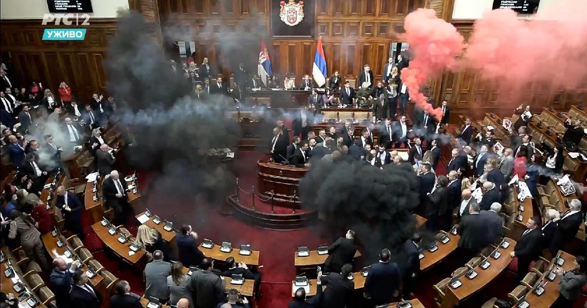 Kaos v srbski skupščini: Pretepi, dimne bombe, bakle ... - Žurnal24