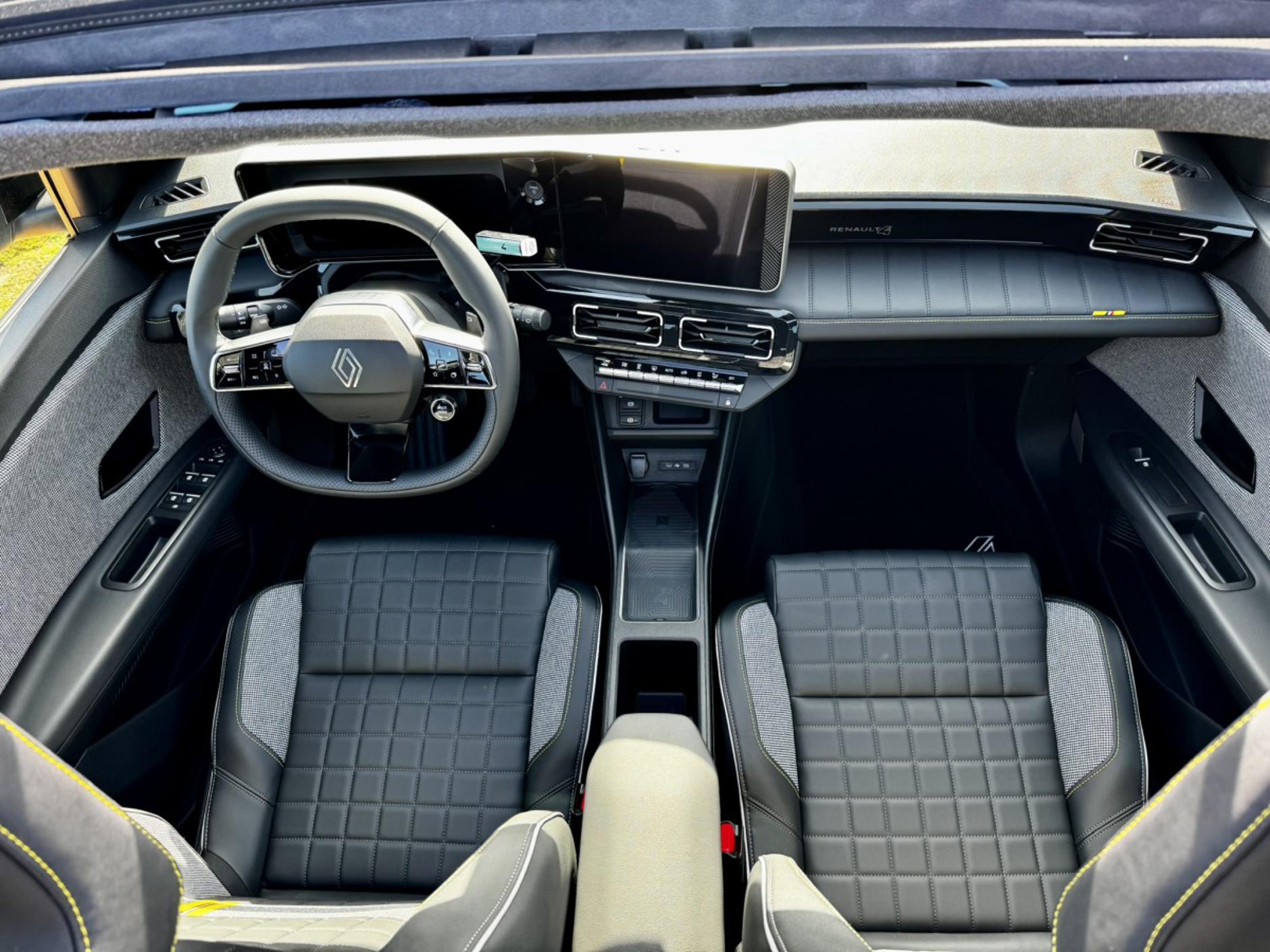 Prva vožnja z novim renault 4, znana je okvirna cena v Sloveniji - Žurnal24