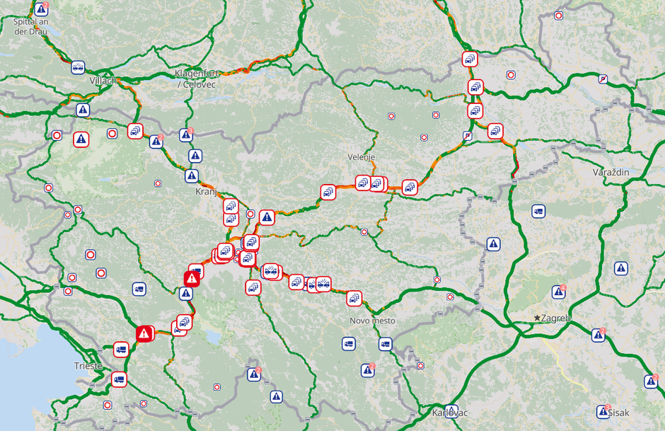 Kaos na zasneženih cestah: Če ni nujno, se ne odpravljajte na pot - Žurnal24