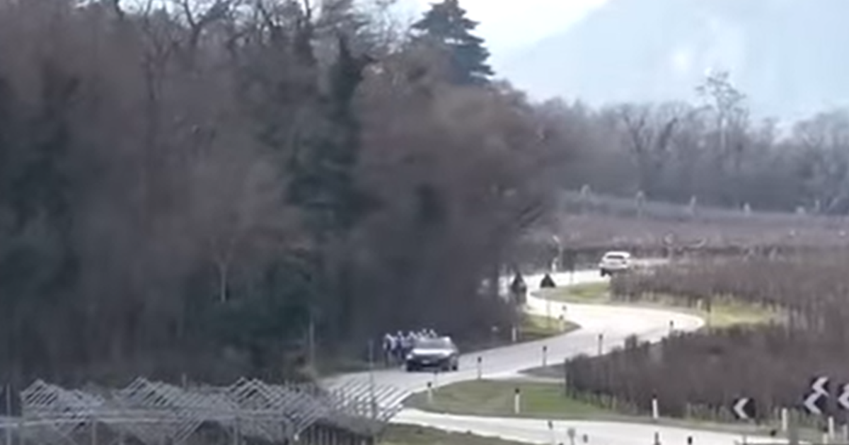 Noro! Iz avta streljal na kolesarje med treningom - Žurnal24