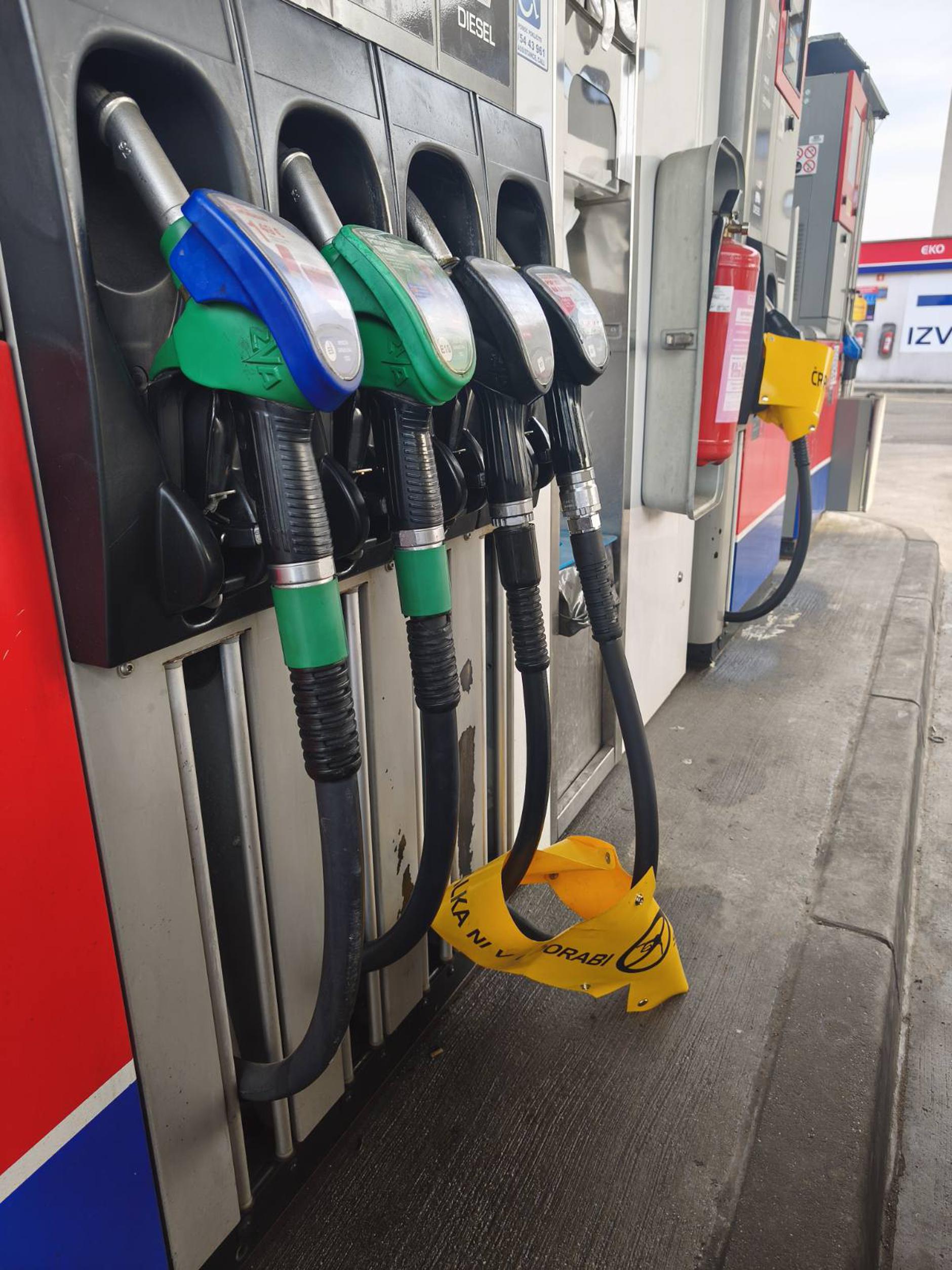 Panika pred podražitvijo goriv, tukaj je nastala dolga kolona - Žurnal24