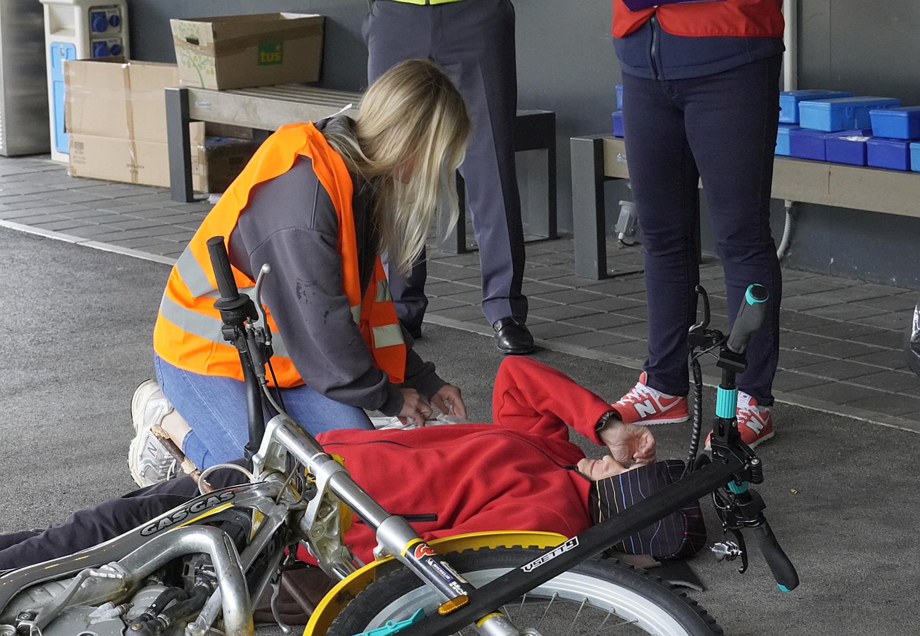 Kako ravnati ob prometni nesreči: nasveti Rdečega križa za voznike - Žurnal24