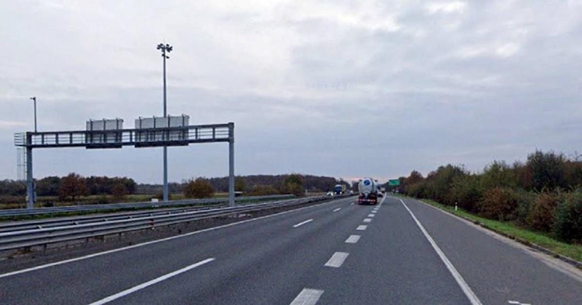 Na avtocesti se je prevrnil avtobus - Žurnal24